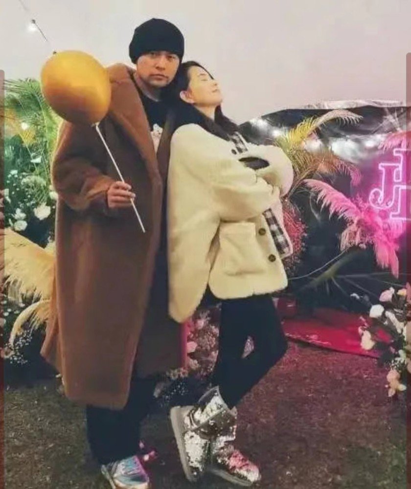 周杰伦三胎女儿正面照曝光，眉眼清秀酷似父亲，昆凌的愿望已达成 腾讯新闻
