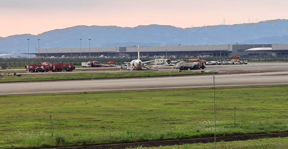 藏航TV9833在重庆机场冲出跑道起火，乘客：身体被狠狠甩到一侧，看到飞行员跳出时扭了脚_腾讯新闻