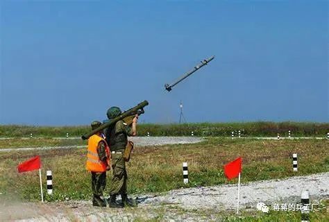 乌克兰缴获俄军9K333便携式防空导弹，多波段导引头抗干扰能力强_腾讯新闻