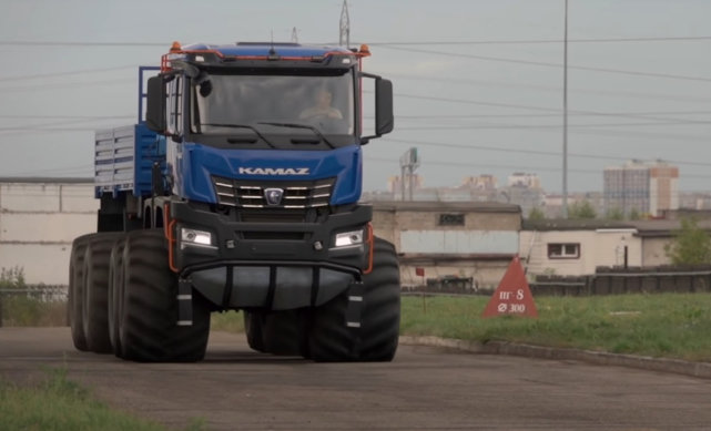 抵抗末日的生活舱，180万的卡玛兹6355重卡有多强？_腾讯新闻