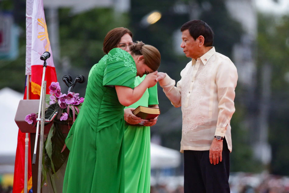 莎拉·杜特尔特宣誓就任菲律宾副总统，菲将迎来十天“父女同治”_腾讯新闻