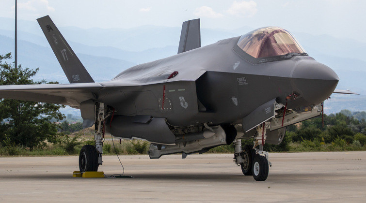 美国派F-35战机带弹巡逻，俄罗斯使出看家本领，S400时刻紧盯高空_腾讯新闻