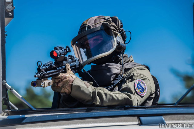 巴黎军警防务展览会 法国两支顶级反恐部队现场表演 解读酷炫装备_腾讯新闻