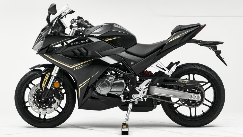 黑车才是绝绝子！赛科龙RC401新色登场，这才是跑车该有样子_腾讯新闻