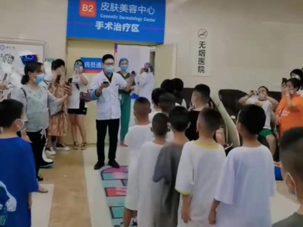 四川一群小男孩割包皮，手术室前齐唱《孤勇者》壮胆腾讯新闻