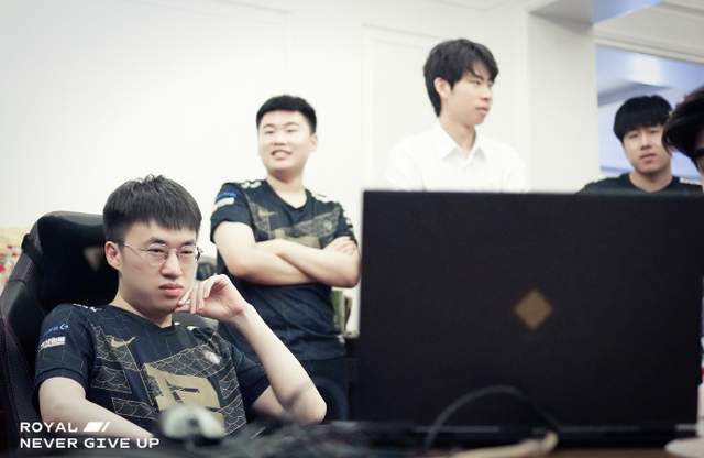 德比大战：MSI冠军RNG迎战S赛冠军EDG！含金量的对决_腾讯新闻