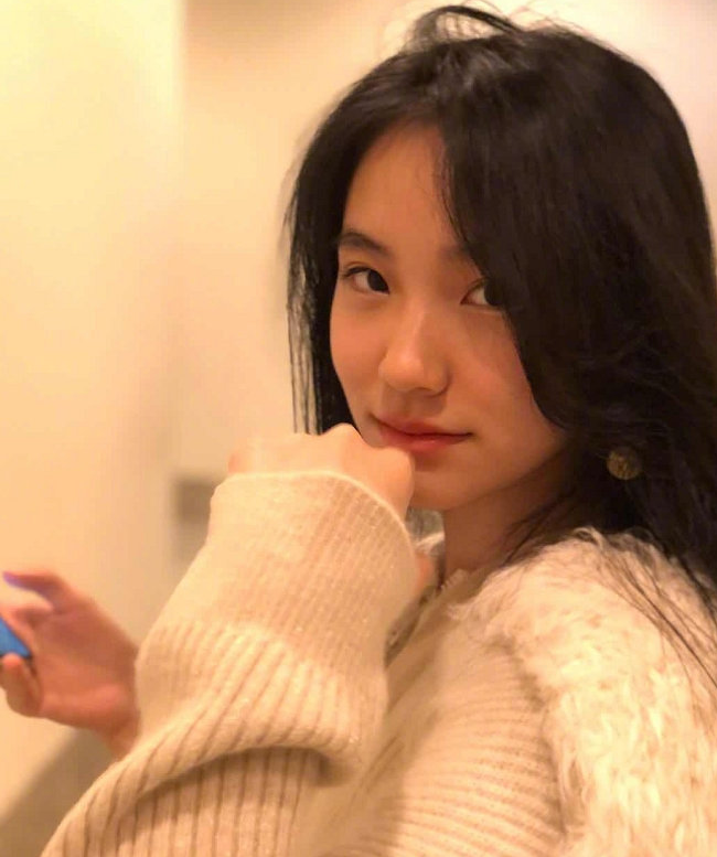 小s二女儿lily近照曝光！穿吊带裙长发飘飘，14岁气质成熟太像妈腾讯新闻