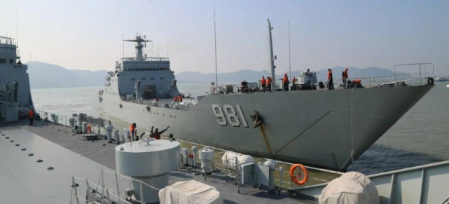 072型登陆舰：参与东海方向实战化训练，廉颇老矣仍能执行渡海登陆作战_腾讯新闻