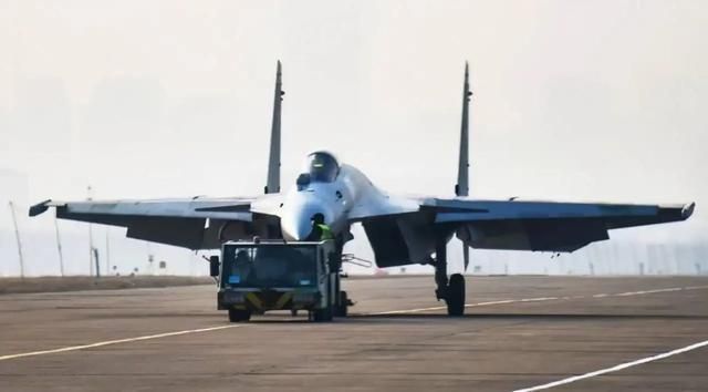 歼15T首曝试飞照，升级版雷达特征明显，综合性能已超越美军FA18_腾讯新闻