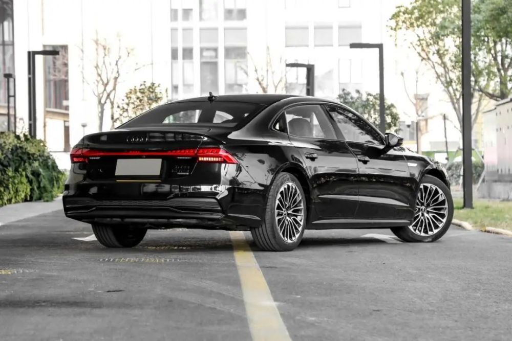 奥迪A7L官降2.0T车型，起售价比隔壁家的奥迪A6L还要低_腾讯新闻