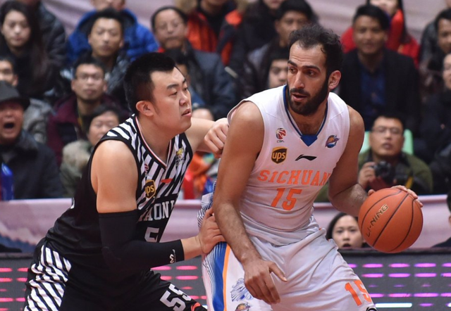 再战一年！CBA传奇超外成功留队，38岁统治力依旧，曾率队淘汰辽篮夺冠_腾讯新闻