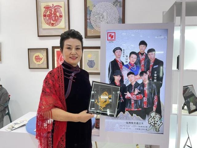 山东手造ZAO起来｜看指尖“绕”出的棒槌花边亮相文旅博览会_腾讯新闻
