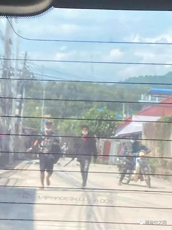 缅甸3名青年光天化日之下持长刀强抢摩托车，结果被围腾讯新闻