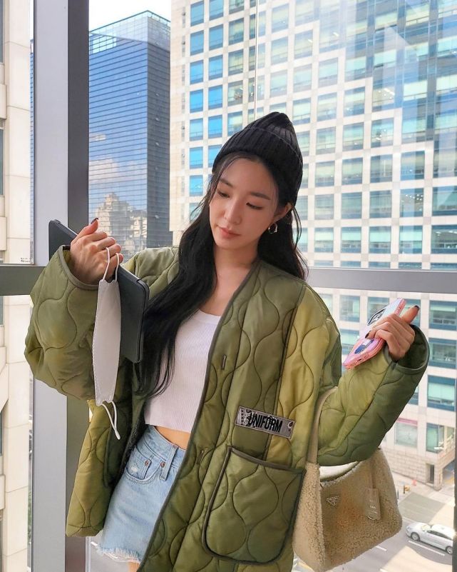 少女时代Tiffany，热裤搭配小棉袄，秀162厘米苗条身材，修长双腿_腾讯新闻