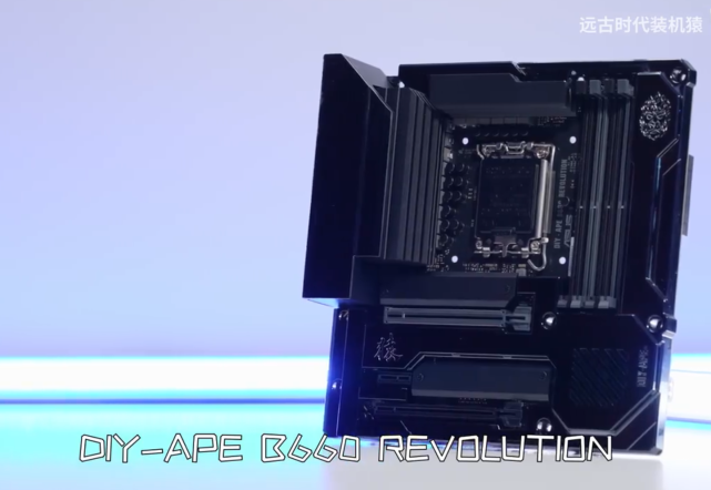 B站“装机猿”与华硕推出B660 Revolution主板：接口位于背面_腾讯新闻