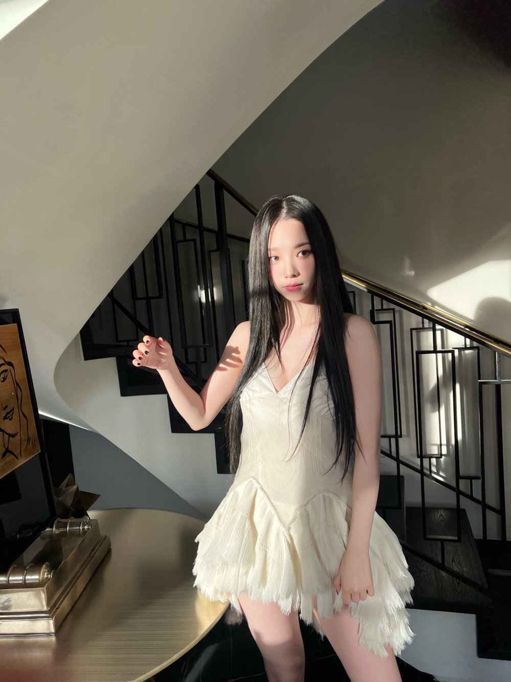 22岁aespa柳智敏，黑色抹胸紧身短裙，秀出白皙肌肤，修长双腿_腾讯新闻