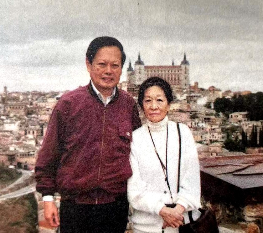 好友公开杨振宁家庭合影，翁帆母亲罕见出镜，与杨老同框其乐融融_腾讯新闻