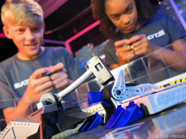 把酷炫的超级机甲带回家！BattleBots格斗机器人大战上新啦_腾讯新闻