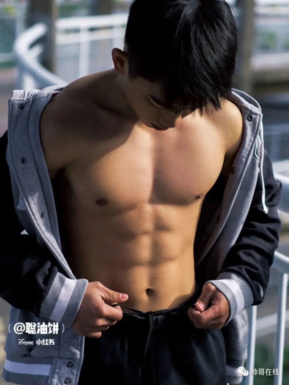 八块腹肌黑皮体育生弟弟，这小身板也太绝了！腾讯新闻