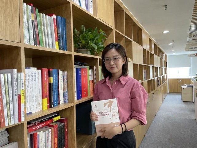 【中英双语】周伊凌：以书为匙，为读者打开科学投资的大门_腾讯新闻