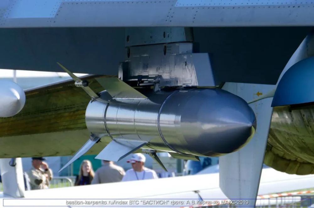 俄军苏-35S挂载R-37M远程空空导弹参战，射程超远弹体落后_腾讯新闻
