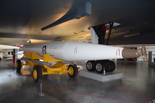 轰6K重装着陆！空射弹道导弹亮相，配合巡航导弹撕碎爱国者脸皮_腾讯新闻