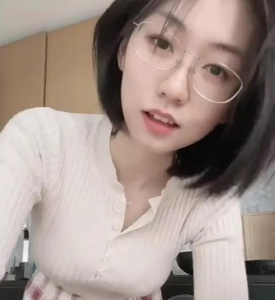 新一代顶级女网红，靠 细g”出位的程女士，早期跳舞太劲爆了腾讯新闻