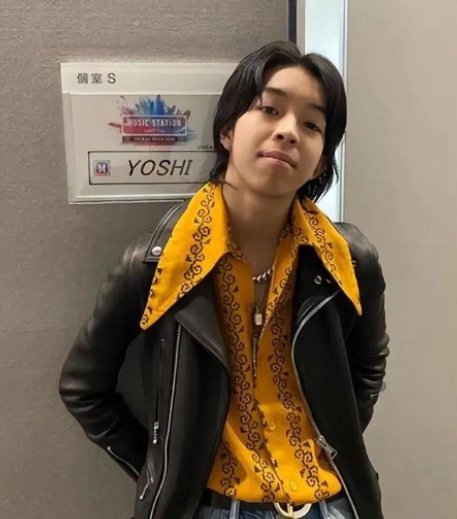 天才歌手YOSHI葬礼，“妖男”林佳树痛苦落泪，大16岁前女友送花圈_腾讯新闻