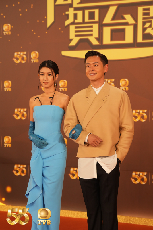 TVB 55周年台庆晚会红毯：马国明汤洛雯挽手亮相，陈自瑶独美_腾讯新闻