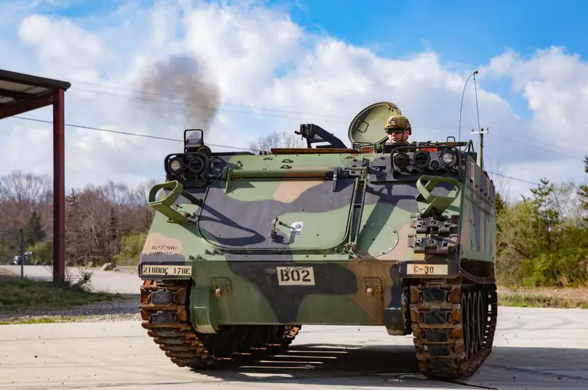 为阻非法移民越境，美国得州将派遣M113装甲车至美墨边境_腾讯新闻