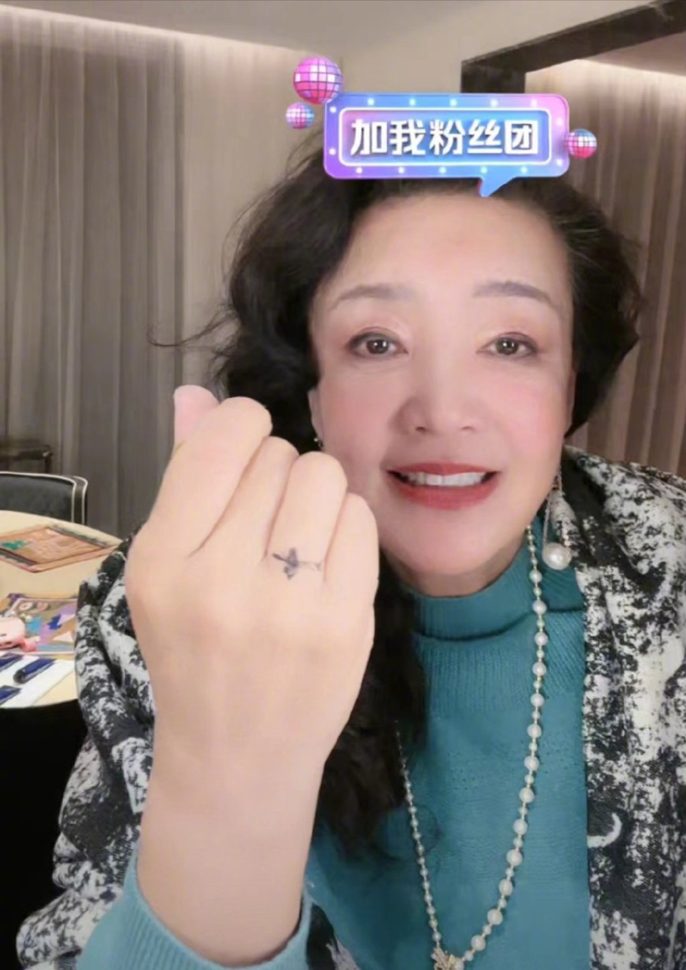 64岁张兰每日直播十小时，汪小菲再度发文内涵：不要吃人血馒头！腾讯新闻