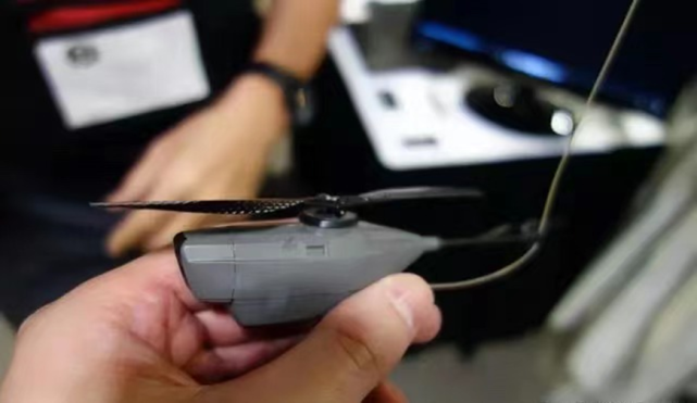 乌克兰战场出现世界上最小的微型无人机？外形酷似mini直升机_腾讯新闻