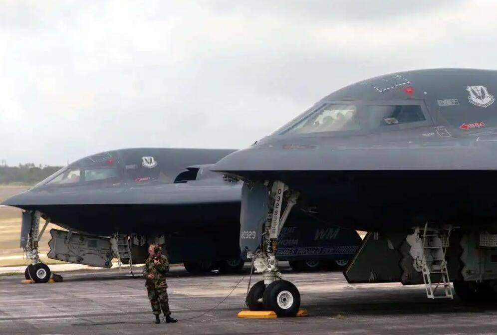 美最新B21轰炸机首露真容，和B2比强在哪里？有三个优势值得关注_腾讯新闻