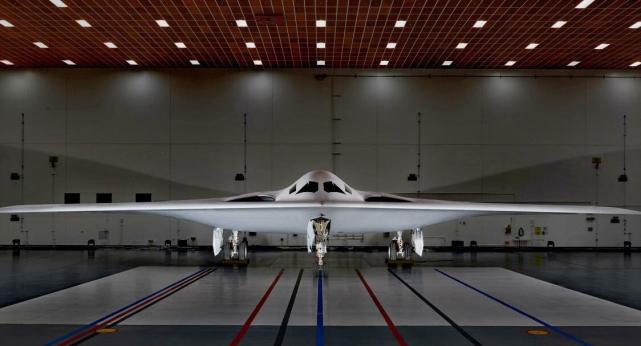 美最新B21轰炸机首露真容，和B2比强在哪里？有三个优势值得关注_腾讯新闻