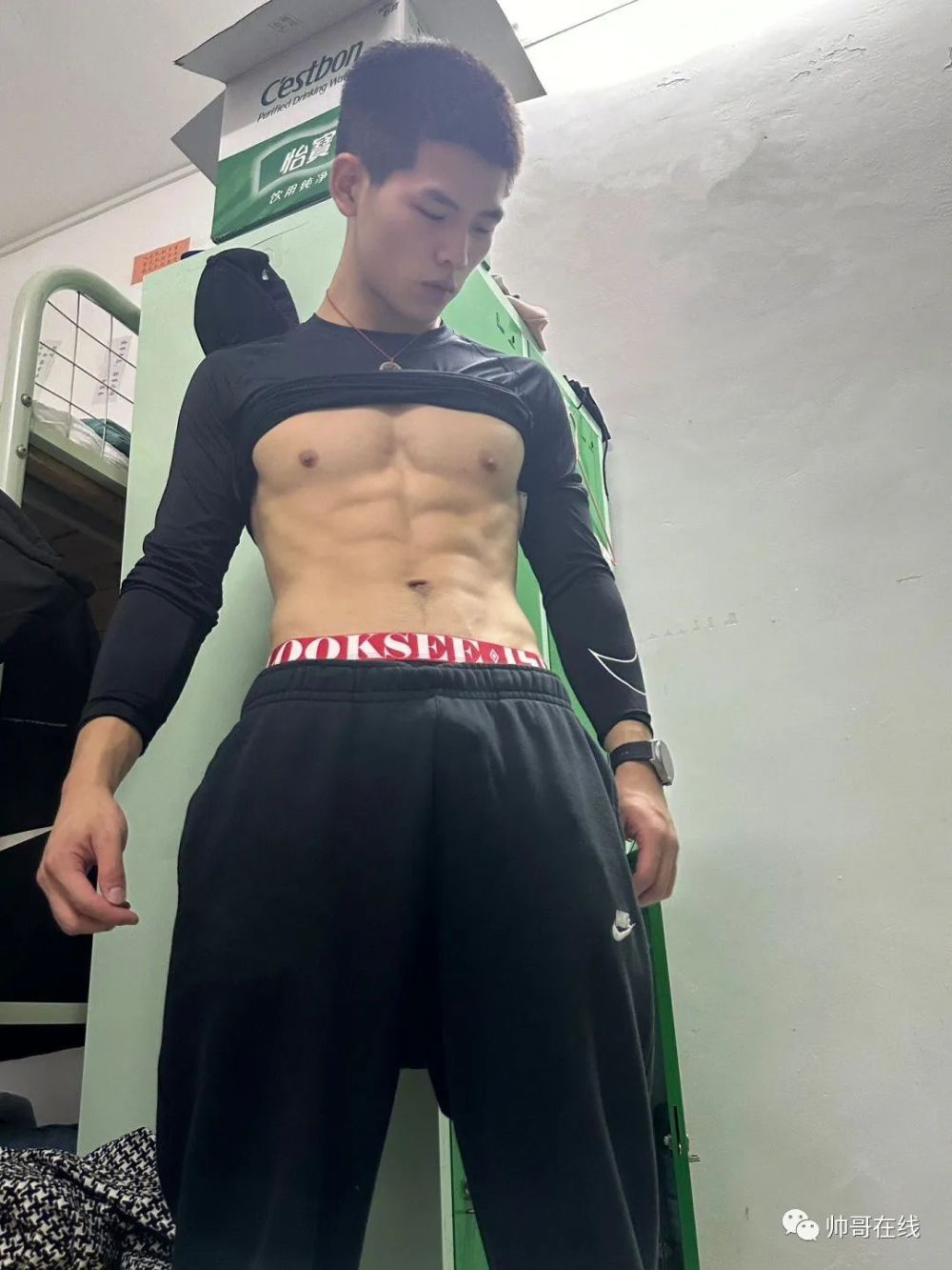 大二黑皮寸头体育生小鲜肉，八块腹肌身材有点顶呀！腾讯新闻