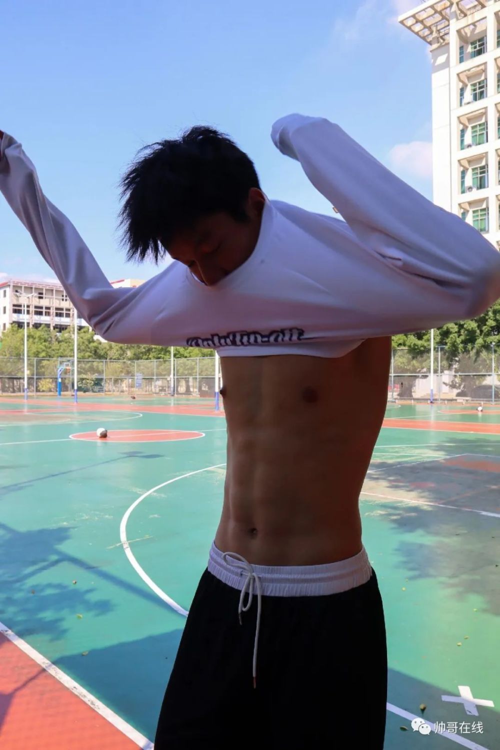 黑皮簿肌篮球体育生，190cm男高也太可了！腾讯新闻