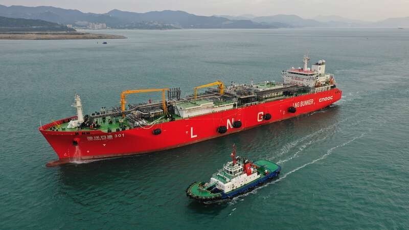 全球最大LNG运输加注船完成首船加注_腾讯新闻