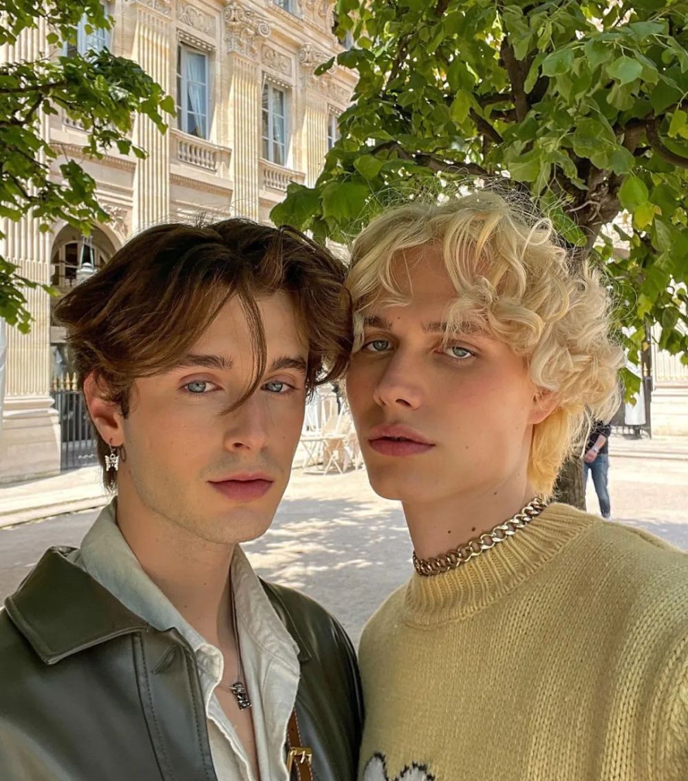 Thomas Rossier 惊艳造型现身巴黎时装周。_腾讯新闻