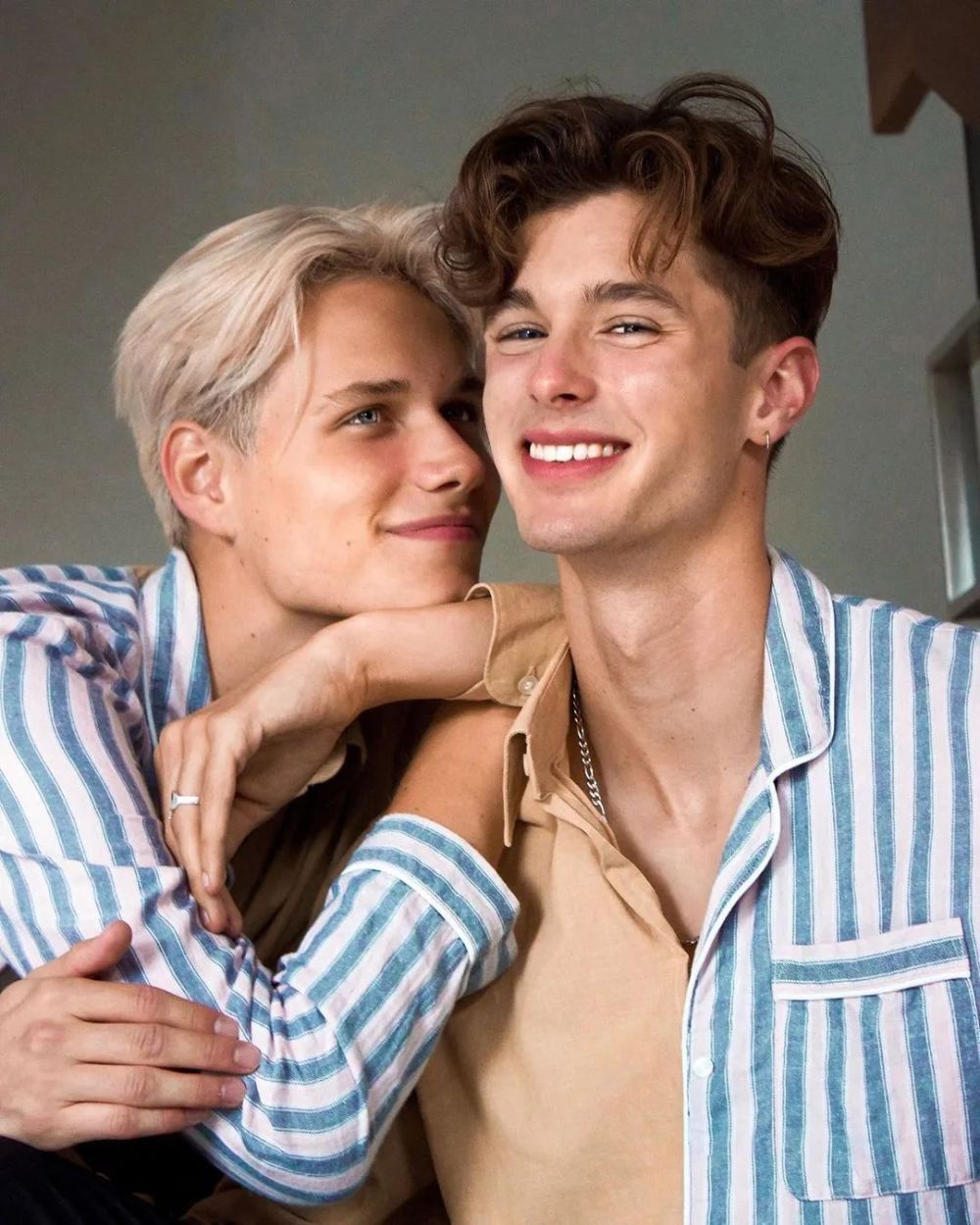 Thomas Rossier 惊艳造型现身巴黎时装周。_腾讯新闻