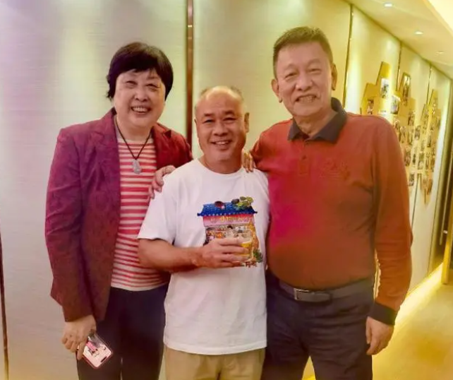 体坛大咖！李宁盛邀郭晶晶张怡宁参加私人聚会，17岁女儿罕见现身腾讯新闻