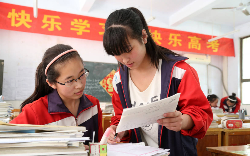 中学把校服改成短裙长袜， 倭风感觉”扑面而来，家长怒了：严查腾讯新闻