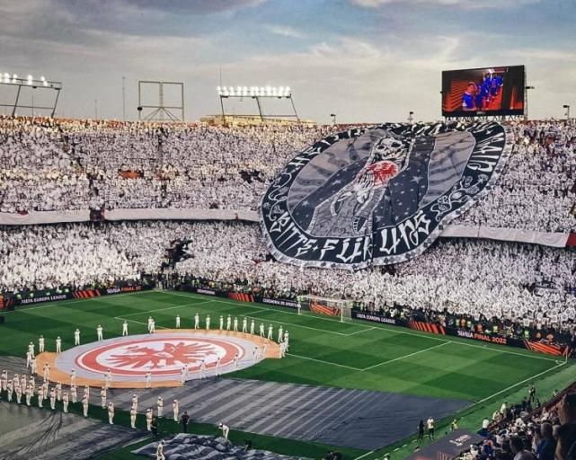 多特南看台Tifo再次震撼人心！球迷玩转Tifo文化要花多少钱？_腾讯新闻