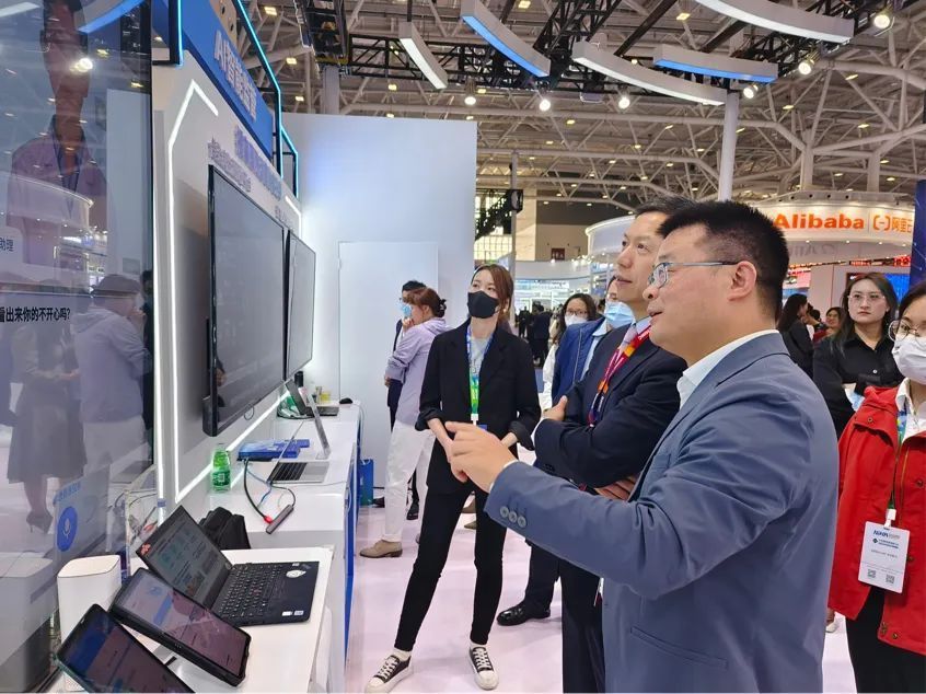 2022 CHINC｜以AI为引擎，让医疗更“智慧”_腾讯新闻