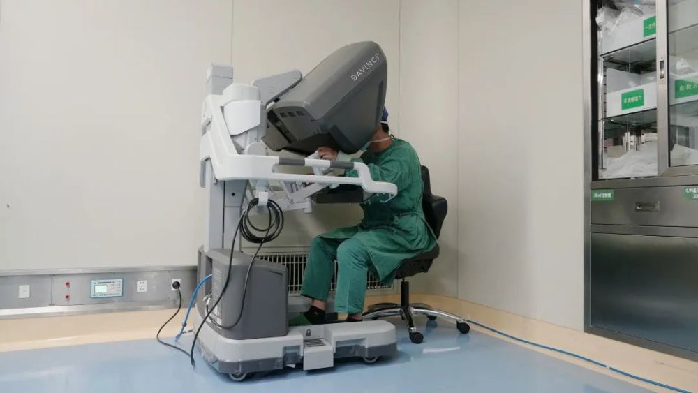 手更巧，眼更明！华中科技大学协和医院第四代达芬奇手术机器人正式“上岗”_腾讯新闻