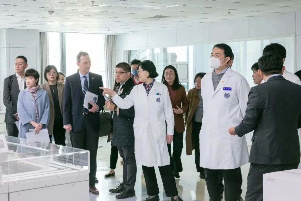 世界五百强丹纳赫集团总裁毕睿宁（Rainer Blair）一行赴北京大学国际医院考察交流_腾讯新闻