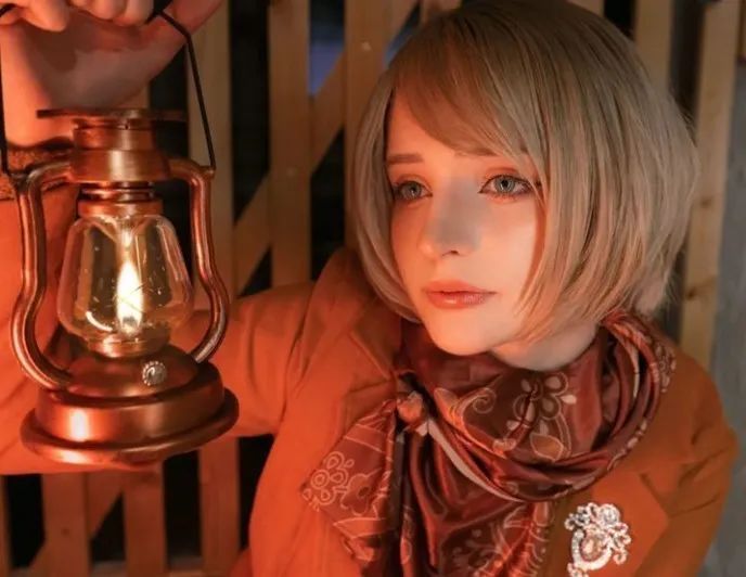 德妹COS《生化4：RE》阿什莉 超越原版的身材曲线_腾讯新闻