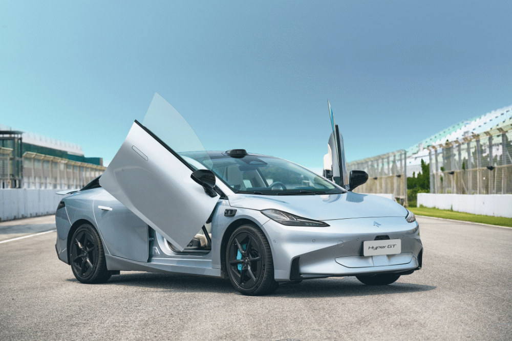 W试驾丨百公里4.9秒，Hyper GT旋翼门＋保时捷同款尾翼，媲美百万豪车_腾讯新闻