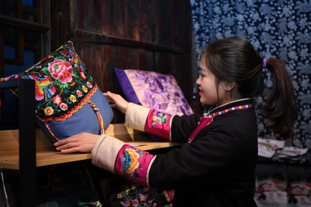 湖南省十八洞村苗绣：穿在身上的“史书”_腾讯新闻