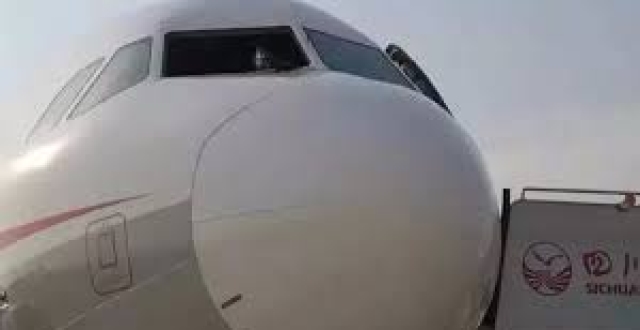 又见川航3U8633！“英雄航班”这次因天气备降成都无人受伤_腾讯新闻