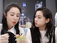 Guan Xiaotong is a guest in the Weiya live broadcast room, after ...